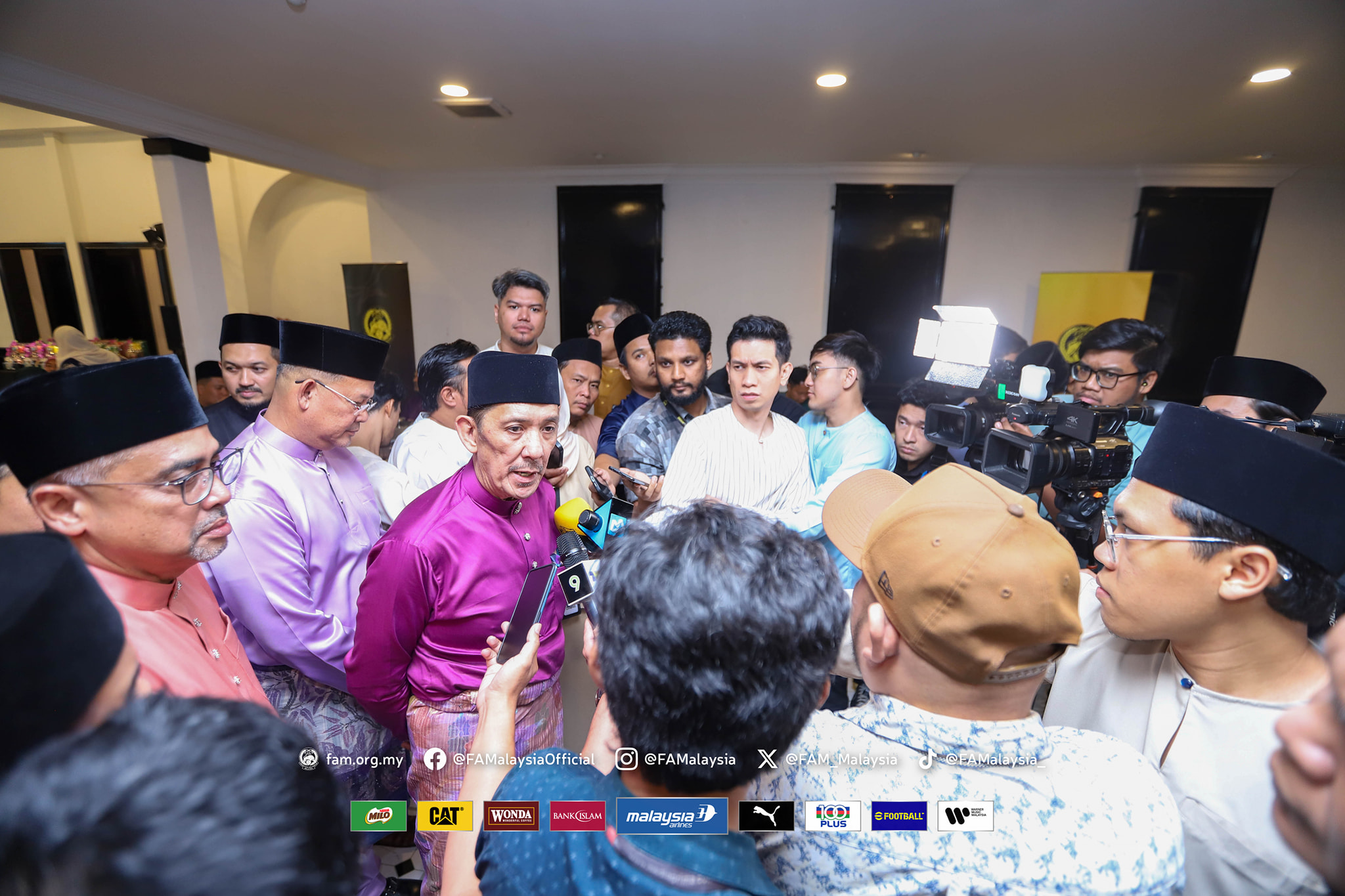 Harimau Malaya Bawah FAM, Tunku Mahkota Ismail Membantu – Joehari Ayub ...